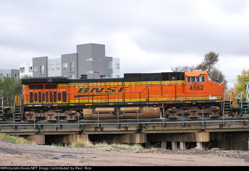 BNSF 4562